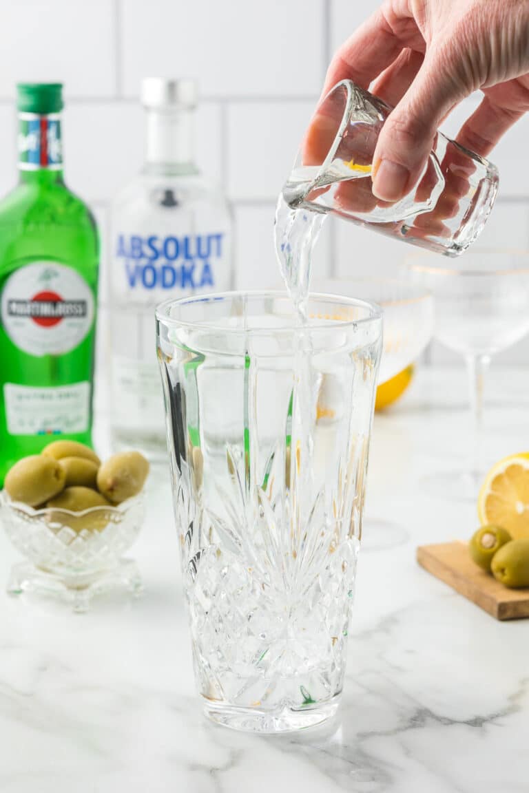 How to make a Classic Absolut Vodka Martini (Simple and Smooth ...