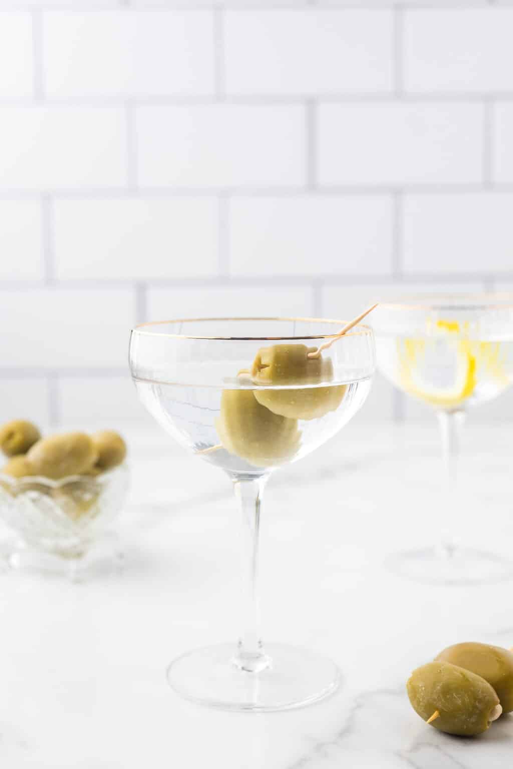 How to make a Classic Absolut Vodka Martini (Simple and Smooth ...